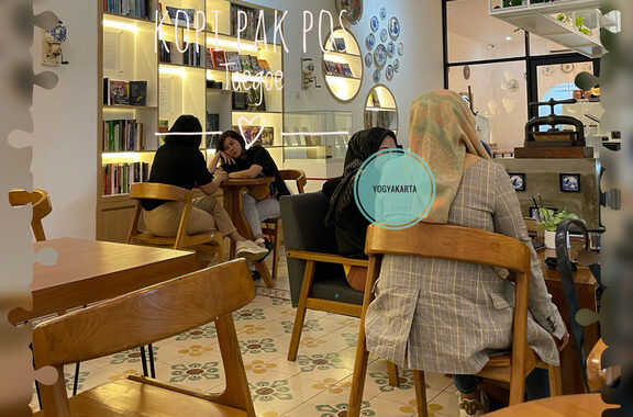 Coffee Latte dan Buku-Buku di Kopi Pak Pos Toegoe Yogyakarta