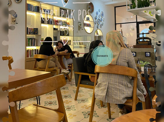 Coffee Latte dan Buku-Buku di Kopi Pak Pos Toegoe Yogyakarta